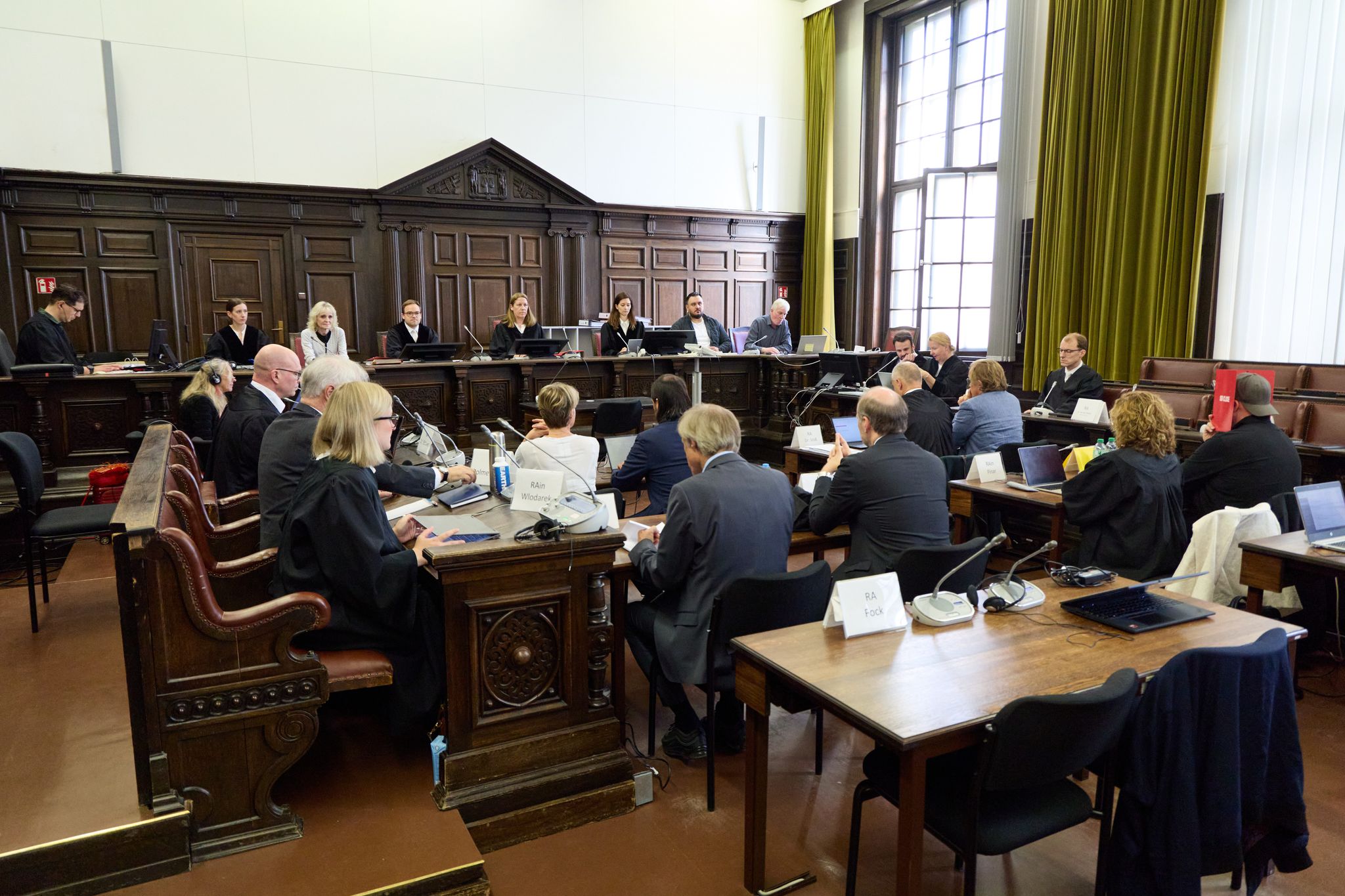 Block-Verteidiger konfrontiert Zeugin mit Widersprüchen