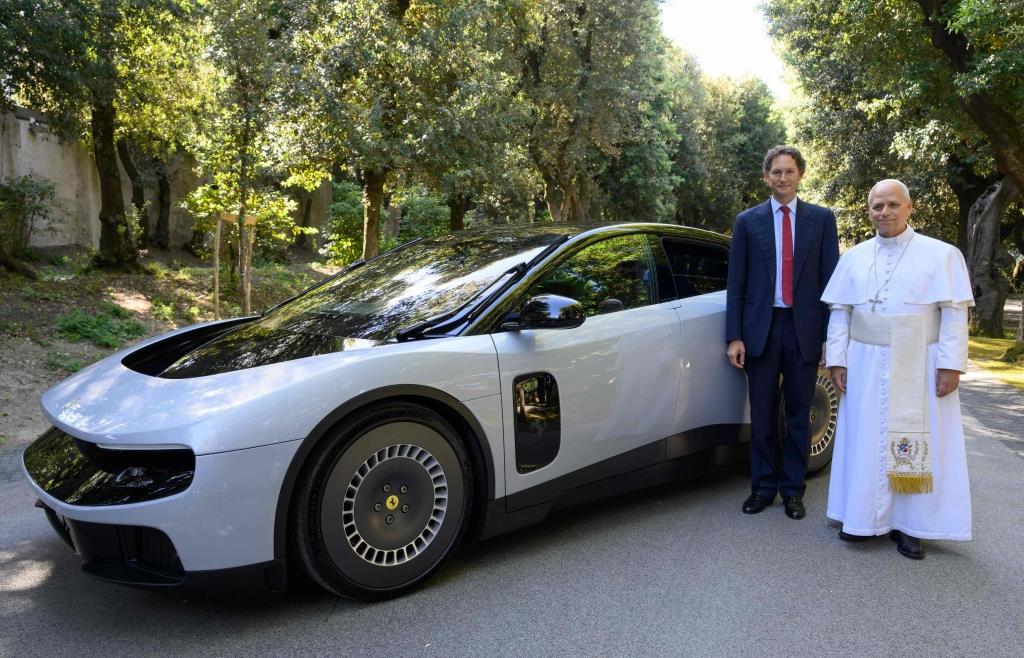 Ferrari stellt sein erstes reines E-Auto „Luce“ vor – und erntet Spott ...