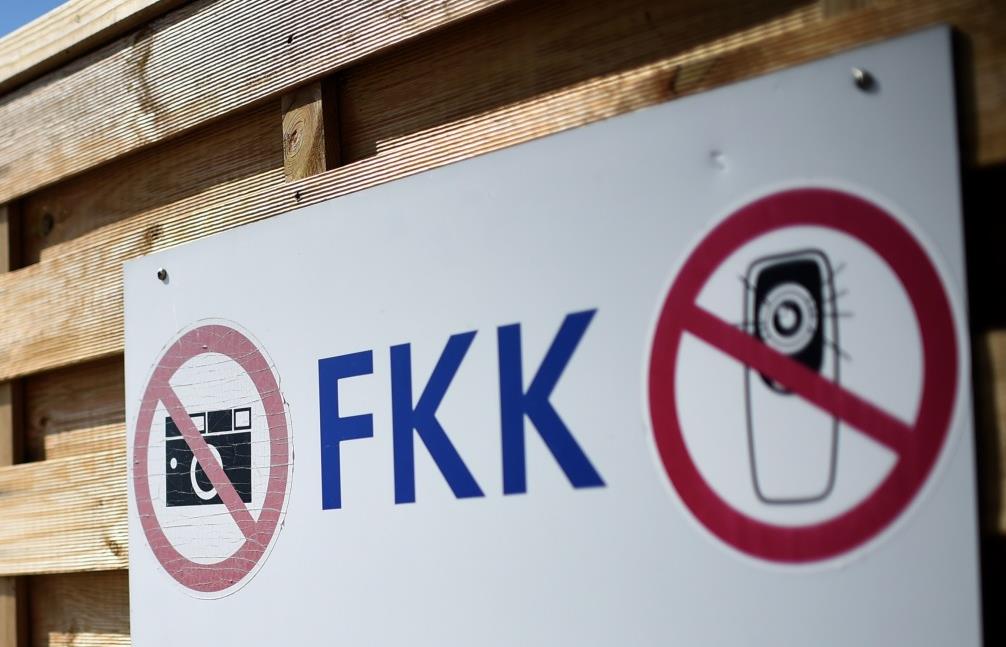 Parkstetten: Exhibitionist (65) onaniert beim FKK-Strand Straubing