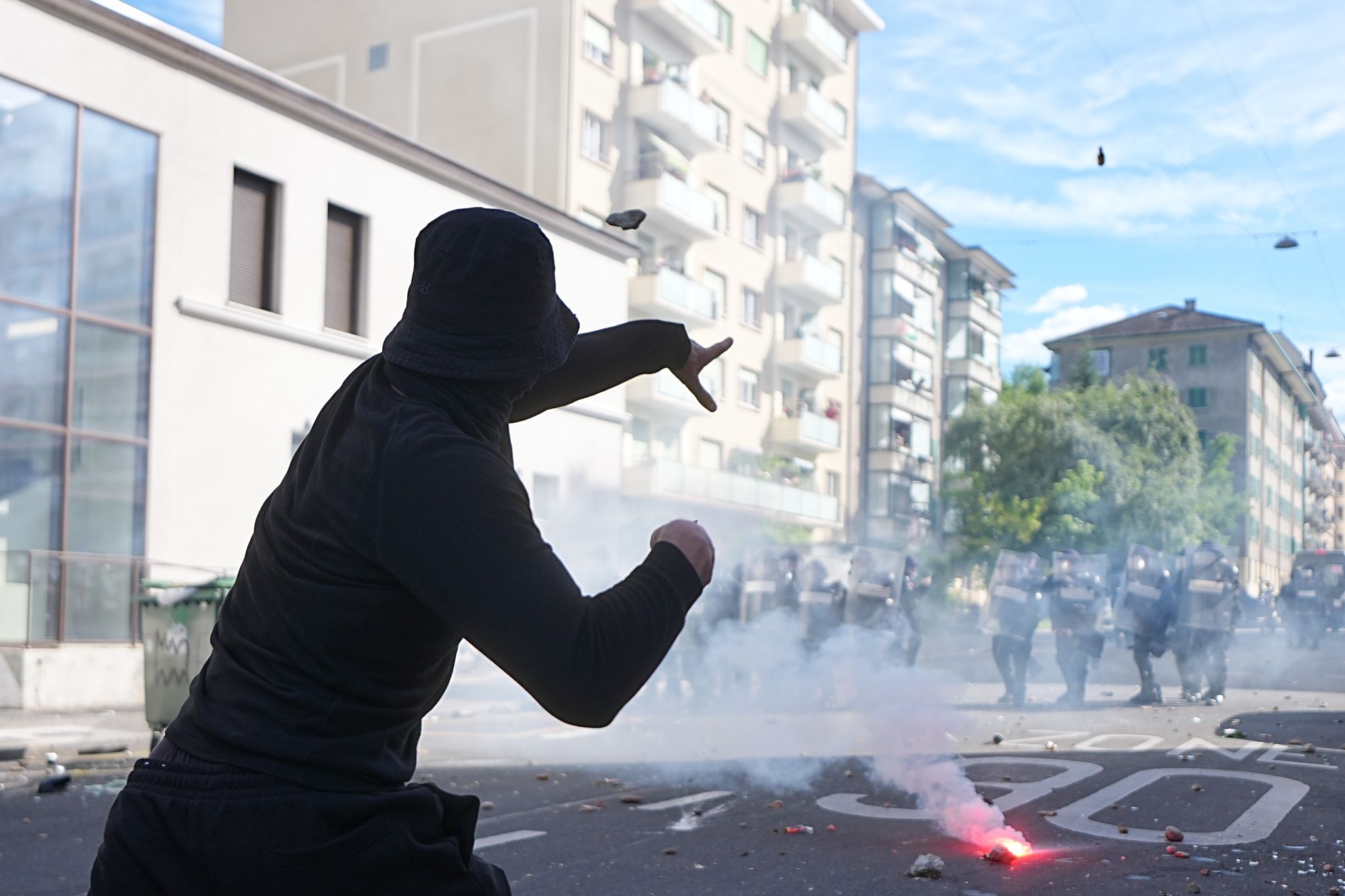 Steine fliegen, Scheiben bersten: Protest gegen G7 in Genf