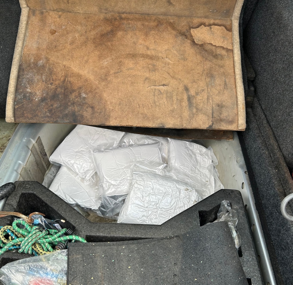 Zoll findet kiloweise Kokain und Amphetamin-Gemisch in Auto
