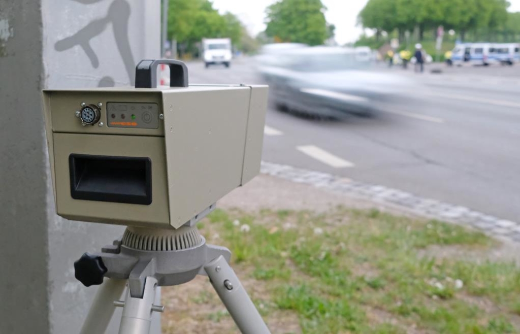Auf der Kreisstraße 3 in Landau geblitzt: Schnellster Fahrer muss mit ...