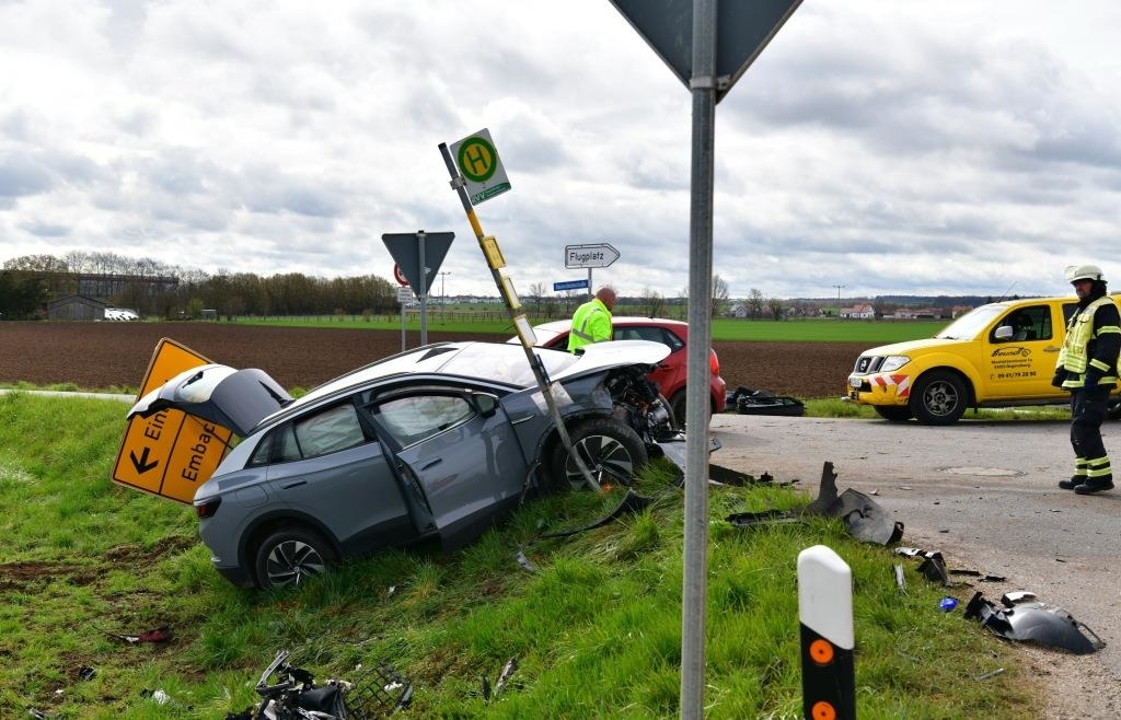 Autos prallen bei Obertraubling zusammen: Zwei Personen schwer verletzt