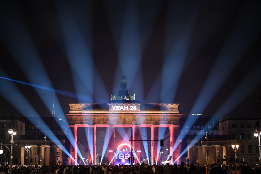 Großer Andrang bei Party am Brandenburger Tor in Berlin