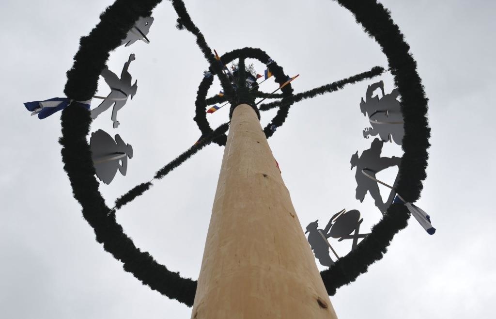 Klauen, aufstellen, tanzen – das steckt hinter der Tradition des Maibaums